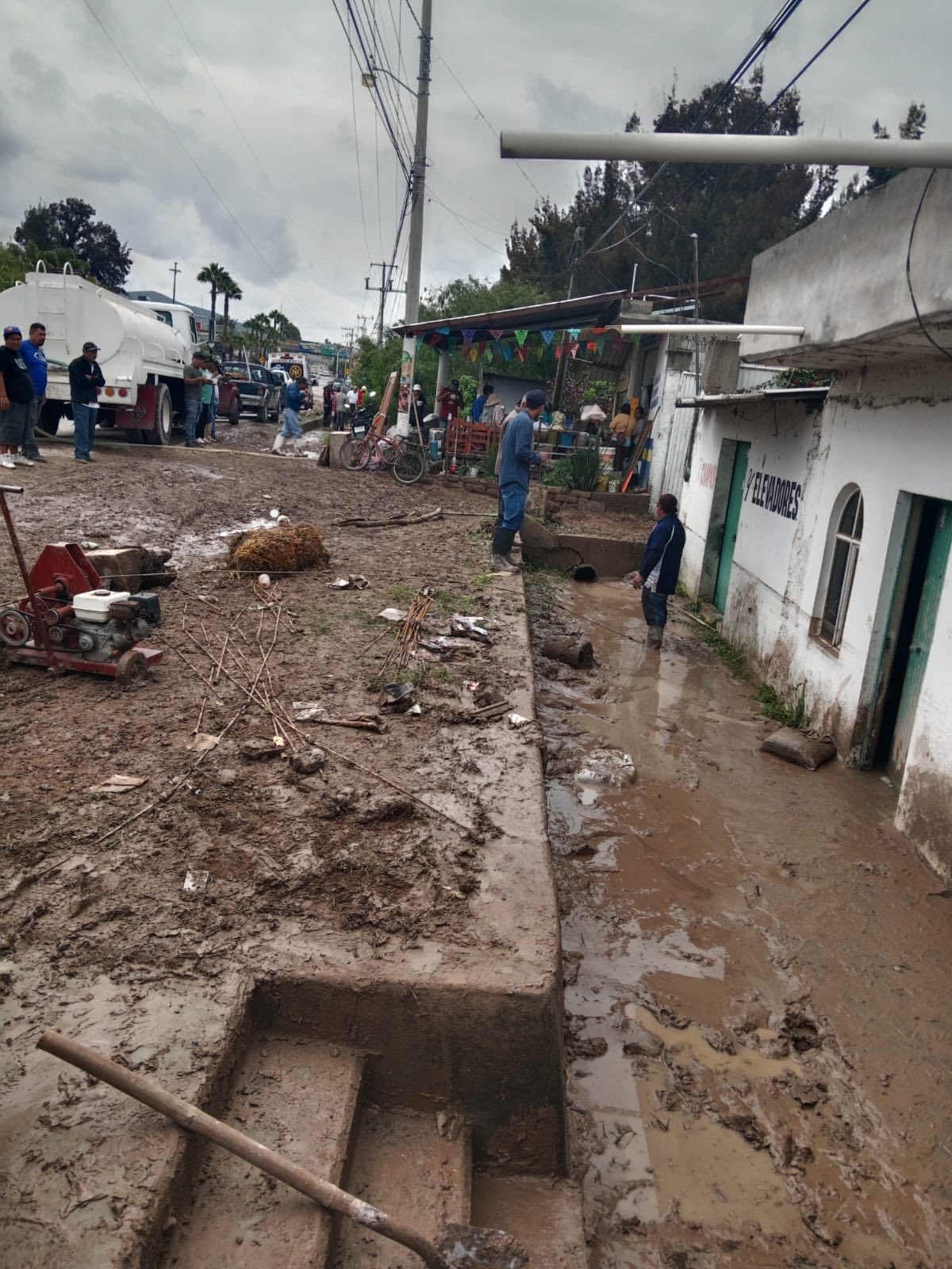Se desborda el Arroyo Pallares - Plaza Juarez