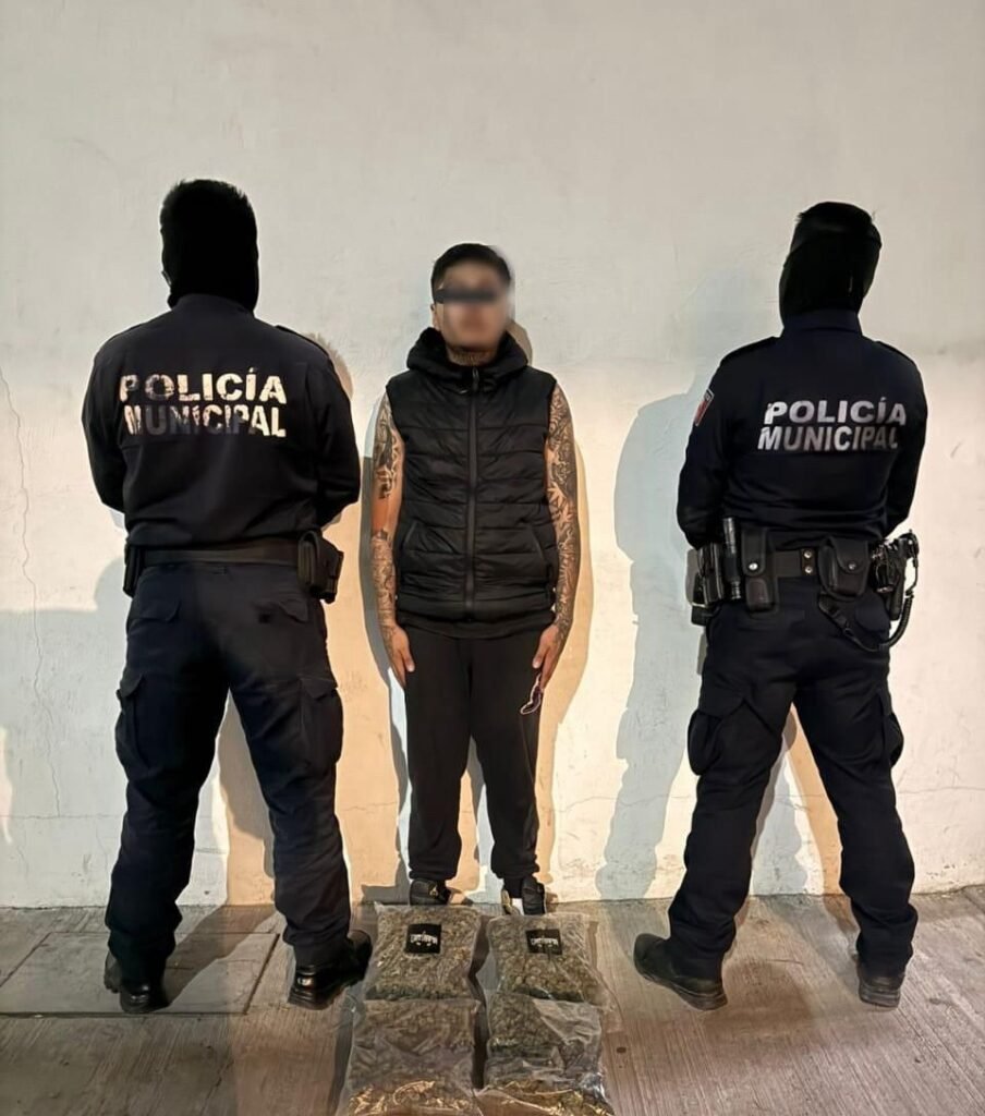 Hombre Es Detenido Con Cuatro Bolsas De Marihuana Plaza Juarez