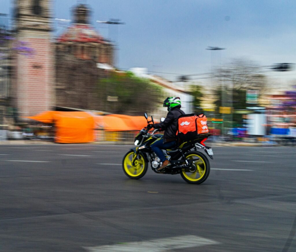 Buscan poner orden a los servicios de reparto y mensajería - Plaza Juarez